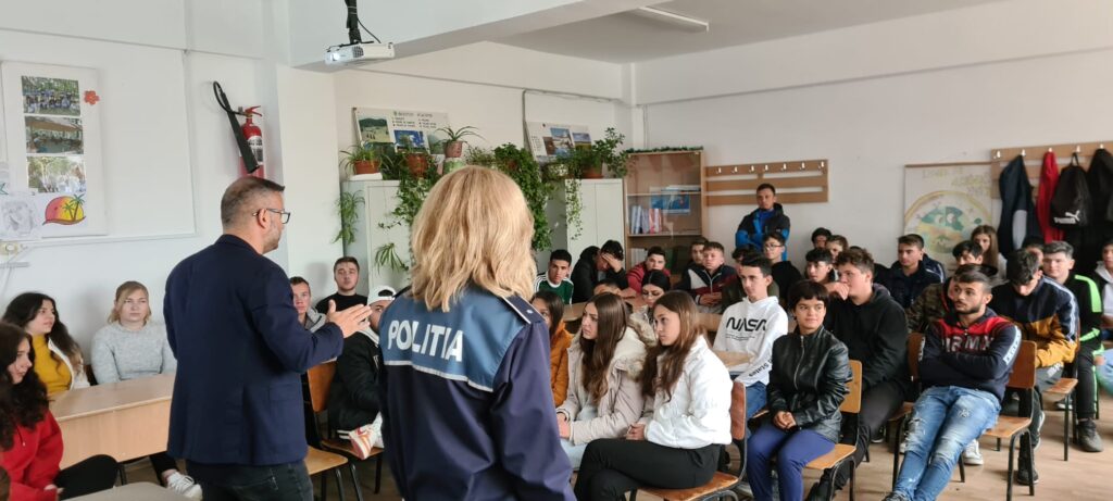 (FOTO) Elevii și polițiștii, în dialog la Școala nr. 12 Buzău și la ...